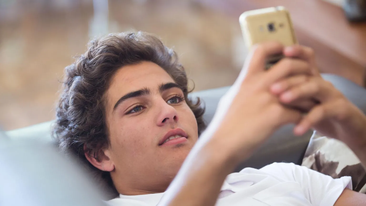 Many Struggle with Unintentional Phone Scrolling, Study Finds | The Uk ...