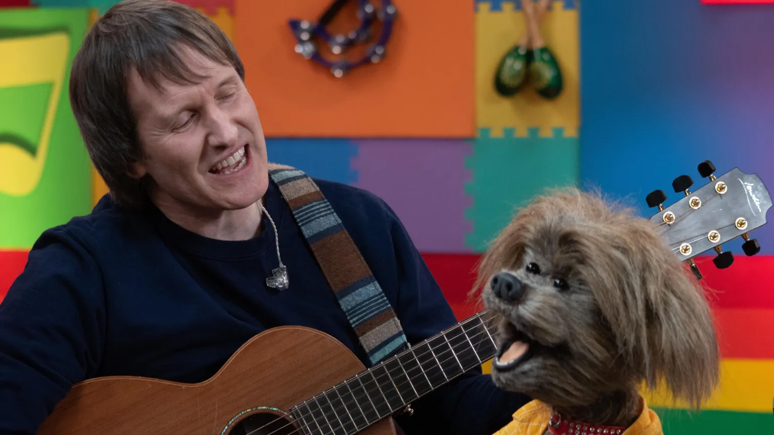 Tim Wheeler Surprised to Sing 'Shining Light' to CBeebies' Dodge T. Dog ...